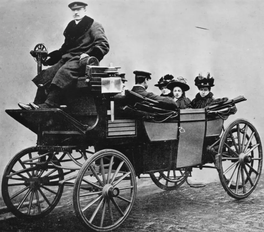 Bil med elmotor för 100 år sedan. Zoom-zumm istället för broumm Broum
