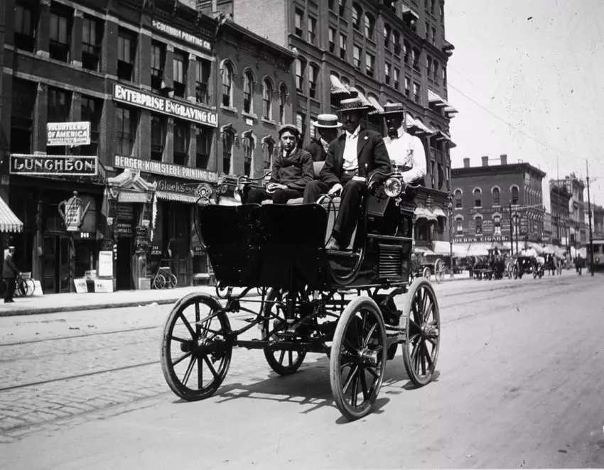 Kereta dengan motor elektrik 100 tahun yang lalu. Zoom-zumm bukan broum broum