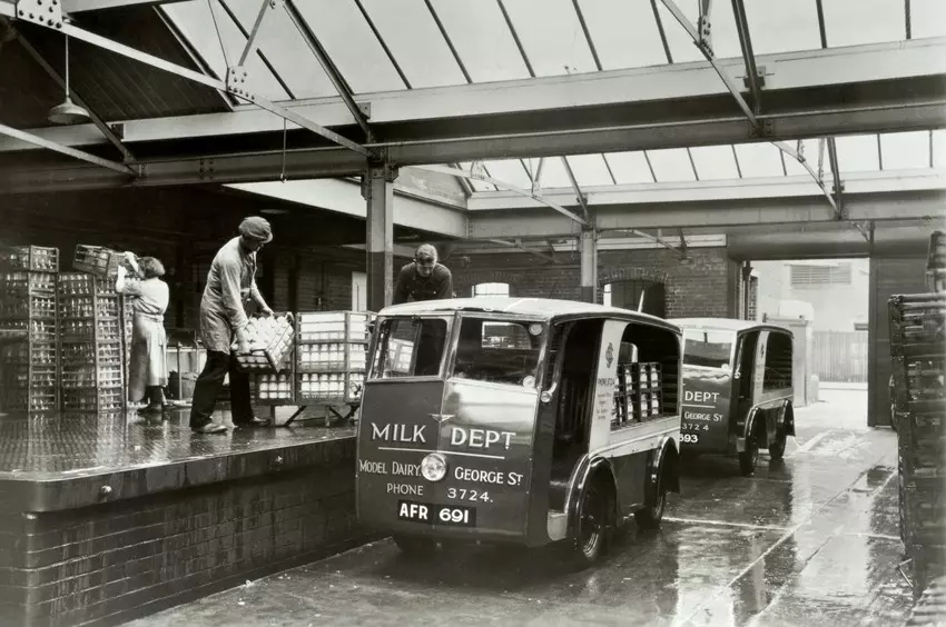 Motor met elektriese motor 100 jaar gelede. Zoom-Zumm in plaas van Broum Broum