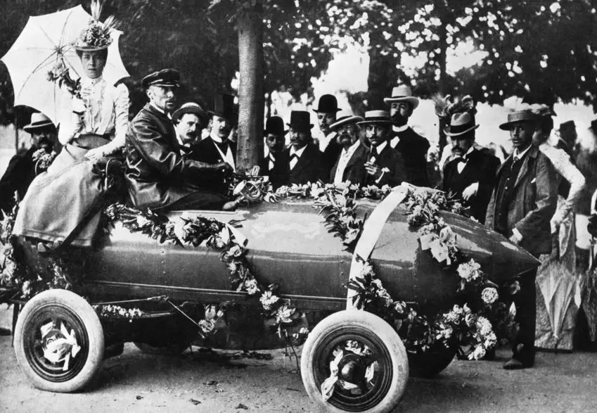 Voiture avec moteur électrique il y a 100 ans. Zoom-zumm au lieu de broum broum