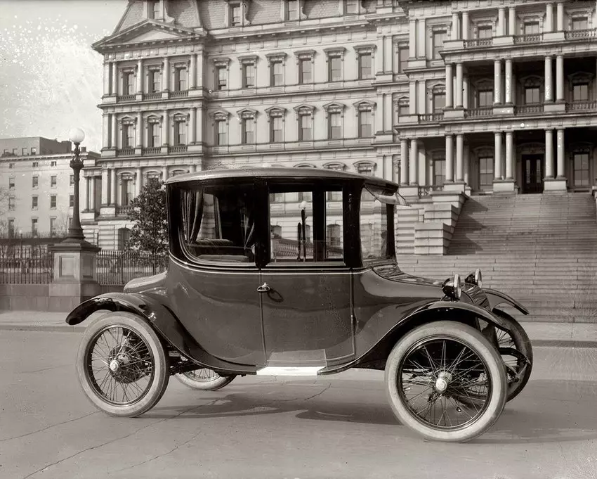 Bil med elmotor för 100 år sedan. Zoom-zumm istället för broumm Broum