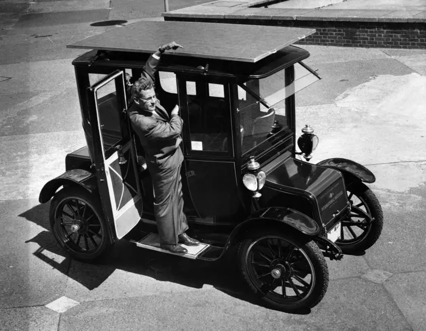 100 વર્ષ પહેલાં ઇલેક્ટ્રિક મોટર સાથે કાર. બ્રોમ બ્રોમની જગ્યાએ ઝૂમ-ઝુમમ