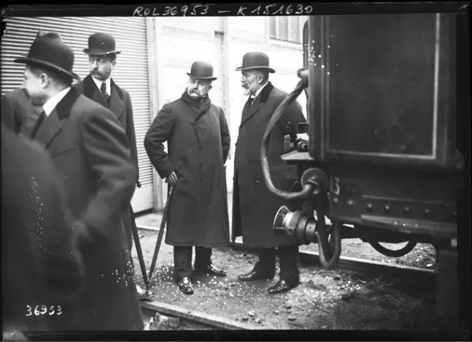 Μηχανικός Luis Buaro (Extreme Right) κατά τη διάρκεια του έργου του στους γαλλικούς σιδηρόδρομους ακόμη και πριν από τον πόλεμο φωτογραφία: Frhench Εθνική Βιβλιοθήκη αναφορά # 6928904