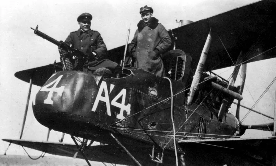 På fönstren i senare frisläppande, som på den här A1959 av den 57: e squadronen, sänkte sig i luftkampen den 6 april 1917, minskade radiatorns storlek och återvände till gondolens och standardmaskinens stigeldyn Enhet nr 4 för shelling av den främre halvklotet