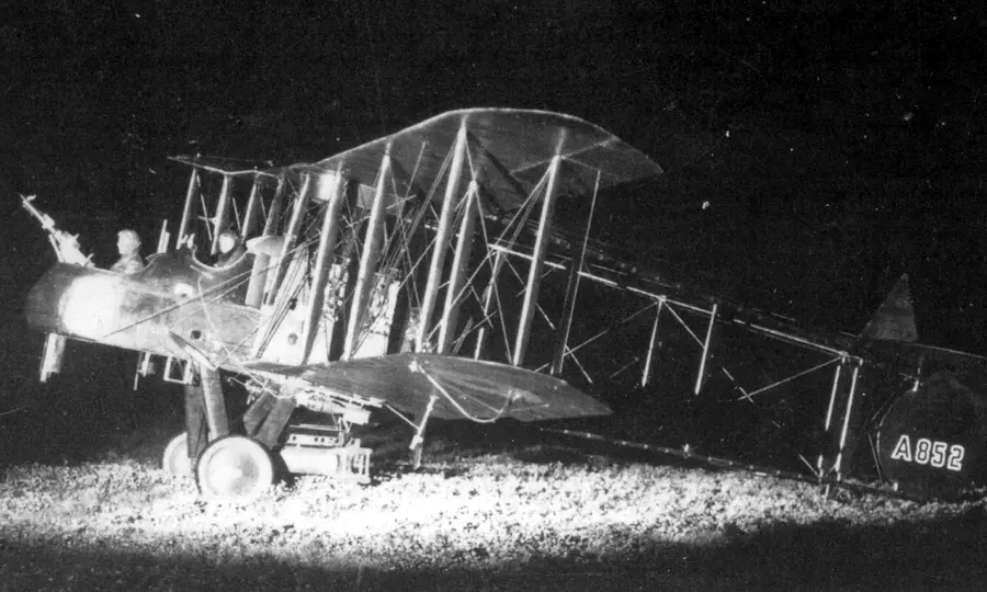 F.E.2B A852 a partir do 100º escuadrón antes do ataque da próxima noite. O avión equipado cun motor de 160 potencia foi usado na segunda metade de 1917