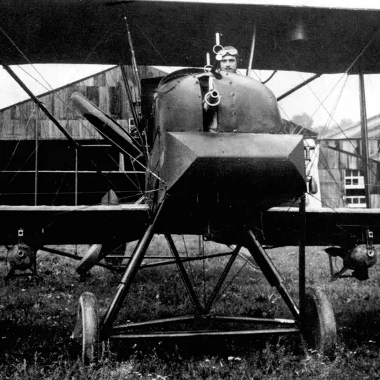 Un dos canóns F.2b 100th Squadron. Baixo as ás, o coche transportado nunha bomba de 112 libras