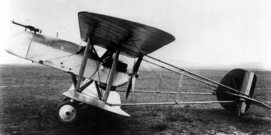 O primeiro prototipo F.E.9 co número A4818 durante as probas en maio de 1917