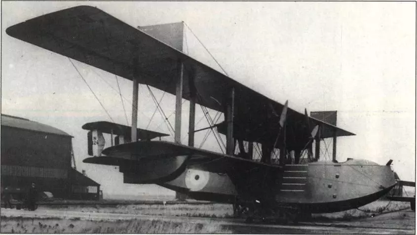 Kaksi kuvaa N126: sta MAEE, Isle-harmaa, jossa kone vuonna 1924 läpäisi viralliset testit. Top Photo taustalla vasemmalla. Fairey Flycatcher