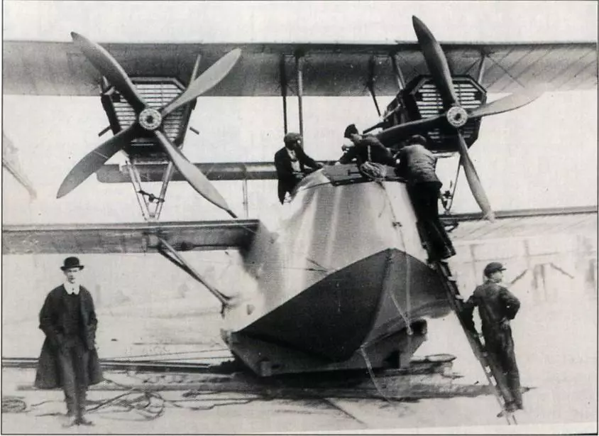 Valentina N124 I luga o le Trople Trolley e ono sauni mo le amataina o Mati 2, 1921. Lelei faʻaalia le puleaina o le gaosi o le laupapa fa-blade