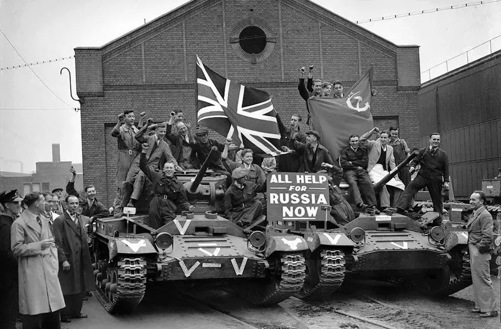 Rally bij de Birmingham Railway Carriage en Wagon Company Factory gewijd aan de overdracht van de eerste Valentijn II Sovjetzijde, 28 september 1941. Vervolgens verlieten deze tanks de kabel PQ-1