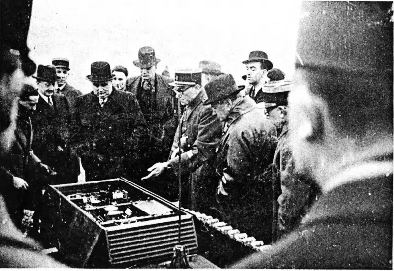 Daladje (Premier ministre et ministre militaire), Douth Douth (Ministre des armes) et Généraux Gamelin, Kolso et Keler inspectent le prototype du réservoir télénotique. Jusqu'à ce que la chute de la troisième république reste un peu plus de six mois