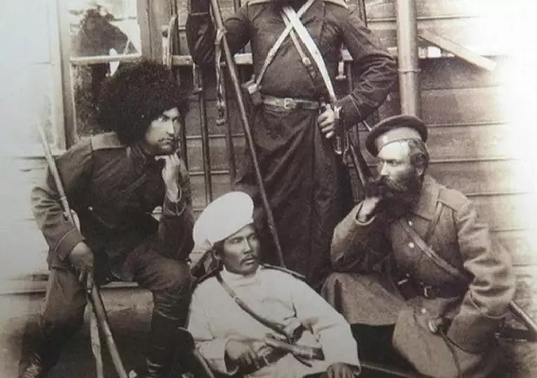 Ural Cossacks (í hvítu formi er greinilega í Slav)