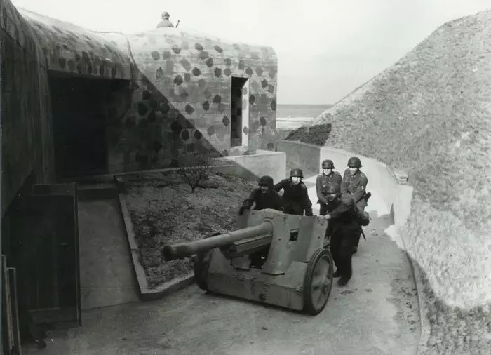 Hesaplama, PAK 97/38'in ateşleme konumuna getirir. Tank Anti-Tank Bunker "Dikilitaş", Scheveningen (Hollanda)