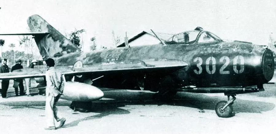 MIG-17F hamwe nizirerekana intsinzi zirindwi, zatsinze kuriyi ndege hamwe nabaderevu batandukanye