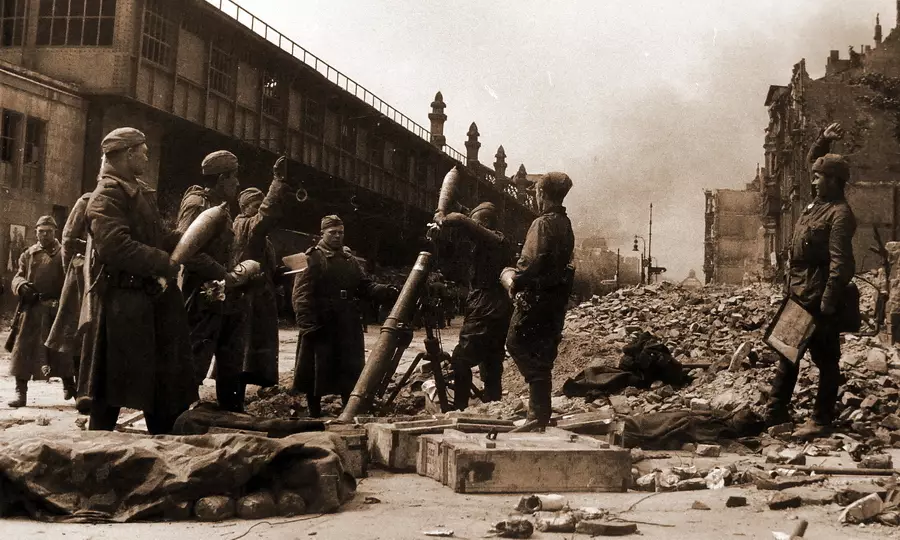 Berekening van 'n 120-mm regiment klei van die 1943 monster op Berlyn Street. In 1941 en 1943, is PM-38 twee keer opgegradeer, die verkryging van 'n vereenvoudigde weergawes van PM-41 en PM-43