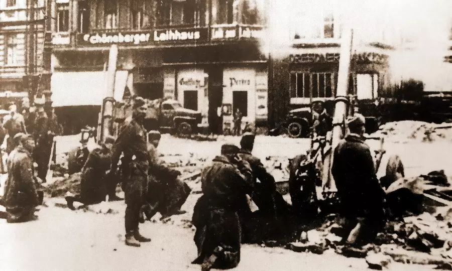 Berekeninge van die 160-mm MT-13 Oomblikke van die 1943 MT-13 is vuur op die straat van die stad distrik van Berlyn-Sheneberg