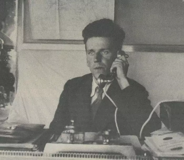 פ 'רסקולניקוב בשולחן העבודה, 1920. Topwar.ru.