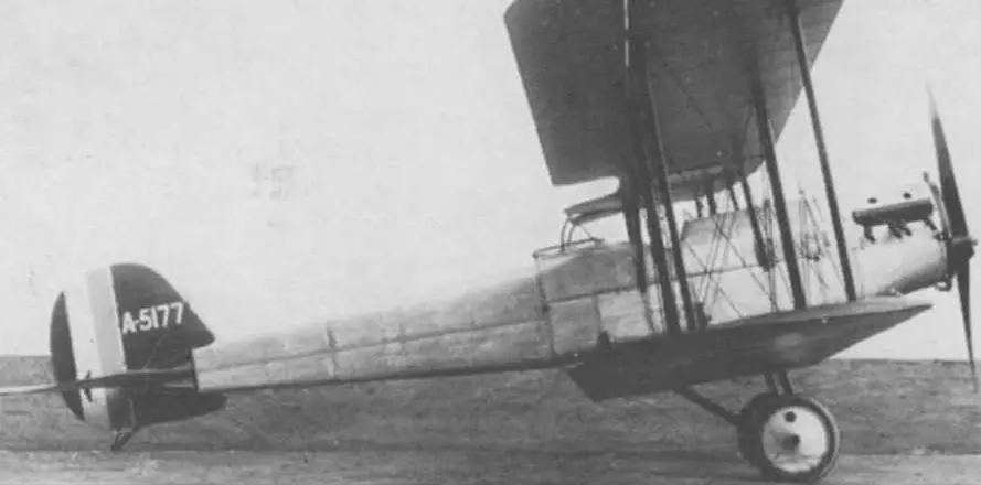 Ang una nga prototype sa Bristol M.r.1 Metal Biplane Operator nga nagsuhid sa eroplano (A.5177) sa posisyon sa parkinganan