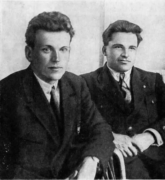 F. F. Raskolnikov (vänster) och S. M. Kirov, 1921. Litmir.co.