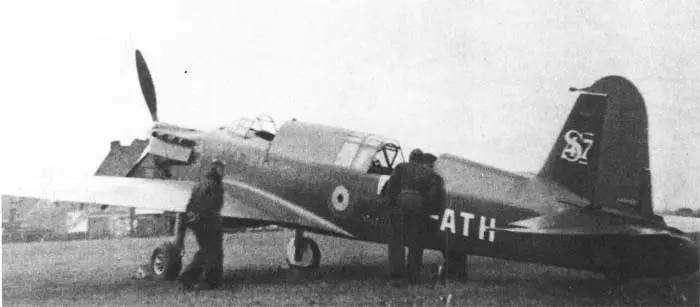 هواپیمای چند منظوره هواپیمای Caproni CA-335 / SABCA S-47 بر روی زمین. ماشین در استتار بلژیک