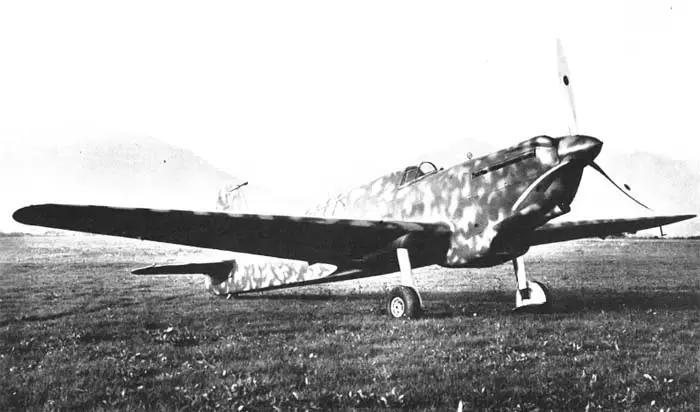 Multi-Purpose Combat Aircraft Caproni CA-335 / SABCA S-47 sur la Tero. Maŝino en itala kamuflado