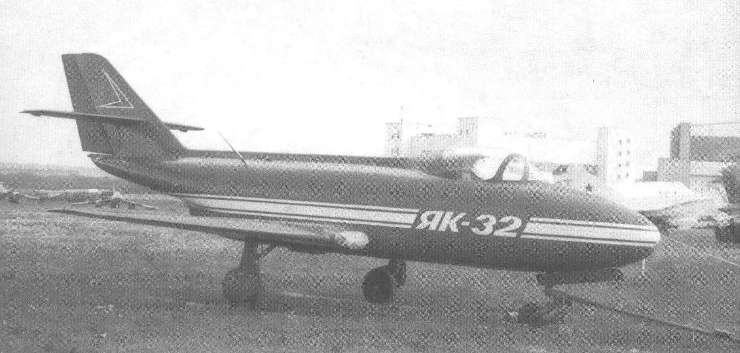 Yak-32- ի առաջին փորձառու պատճենը, որը փոխանցվել է Տեխնիկական Վ. Զադորոժնիին