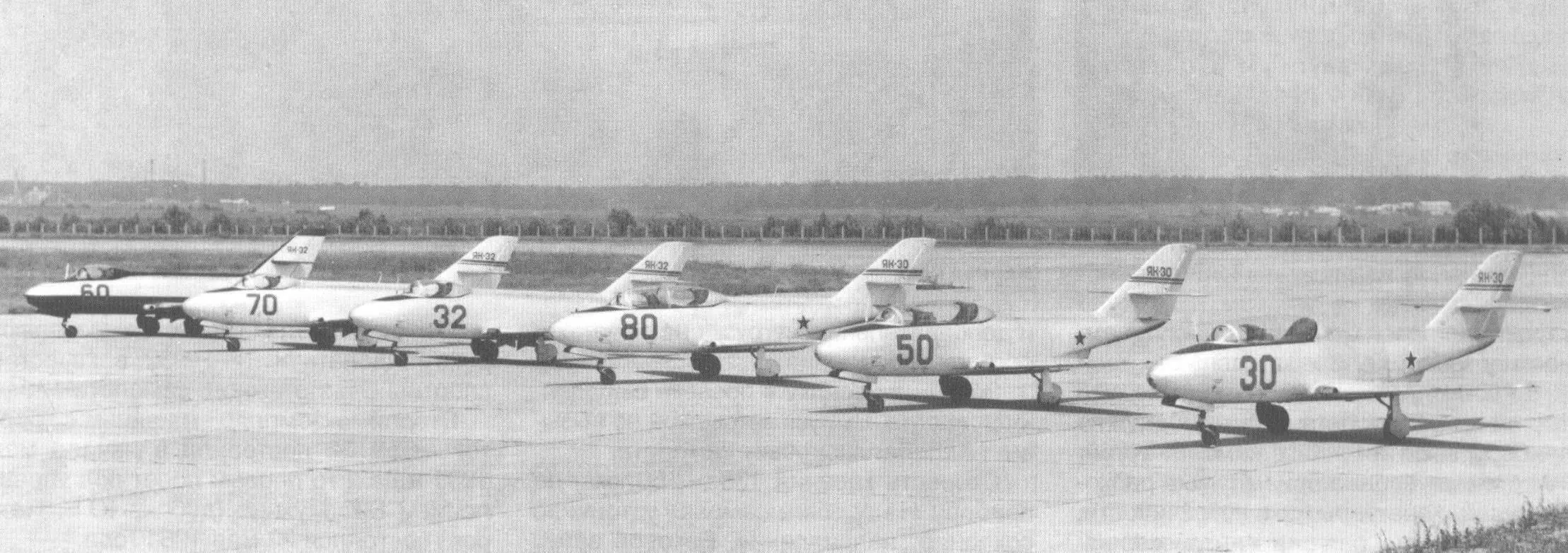 陸野のエアパレードの前の航空機YAK-30とYAK-32の線。 1961年