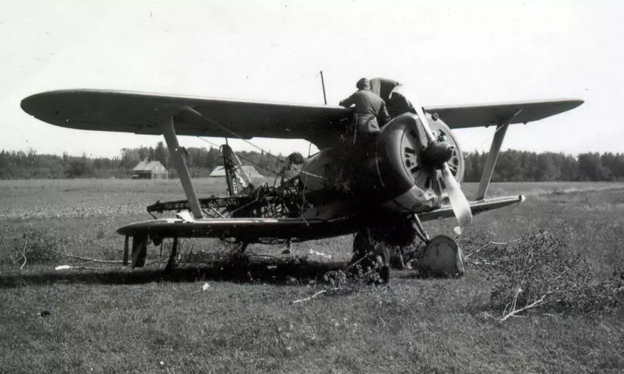 1941-يىلى 6-ئاينىڭ 22-كۈنى بىلونى I-153 «دېڭىز تىكىللۈك», ئەمما ياخشى ھۇجۇم ئايروپىلانى