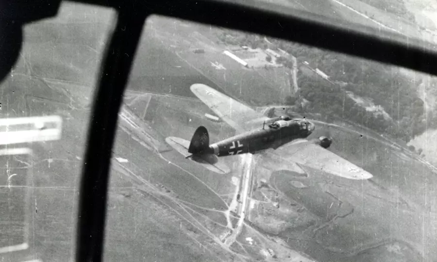 Heinkeli hij 111 boven het vliegveld Mlsnow in West-Oekraïne, 22 juni 1941