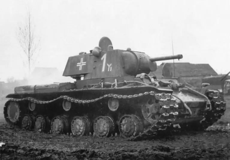 Dipòsit soviètic KV-1, capturat pels alemanys i utilitzat a la vuitena divisió de tancs de la Wehrmacht com a educativa. S'apliquen una emissora de ràdio i s'apliquen signes tàctics.