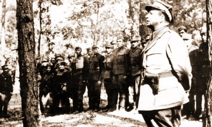 Marshal Mikhal Roli Zhimbersky ha a fumana bahlabani ba bahlabani ba 1 Tbr ea Poland ea 1 ka la 17ch, 1944