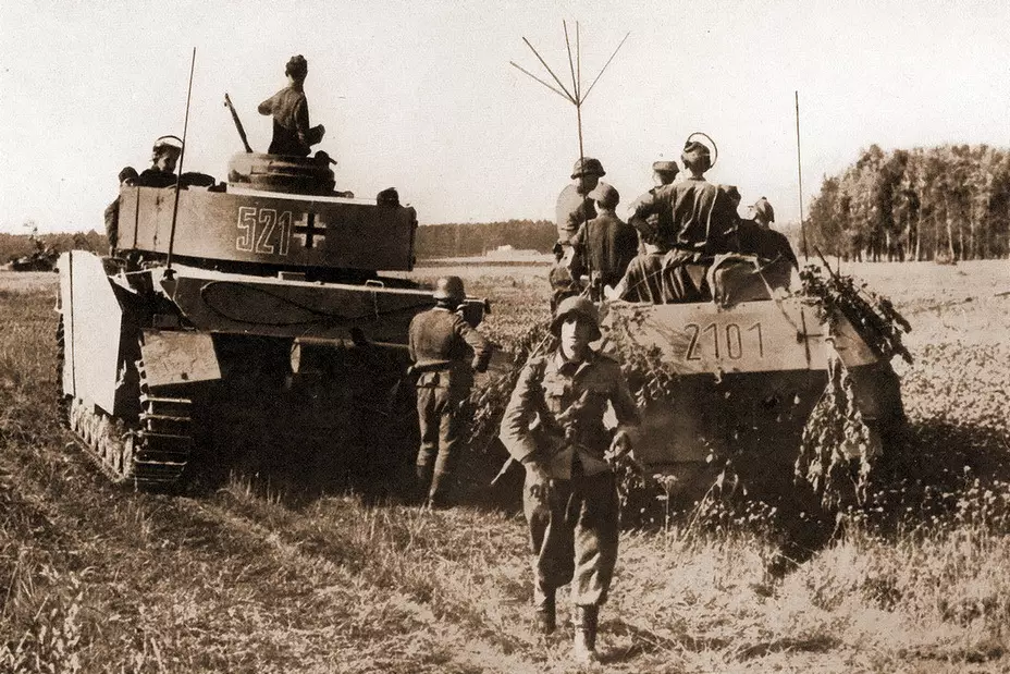 Tysk tank Pzkpfw IV AUSF J og Bronet Transfer SDKFZ 251 fra den 19. TD Wehrmacht. August 1944, Polen