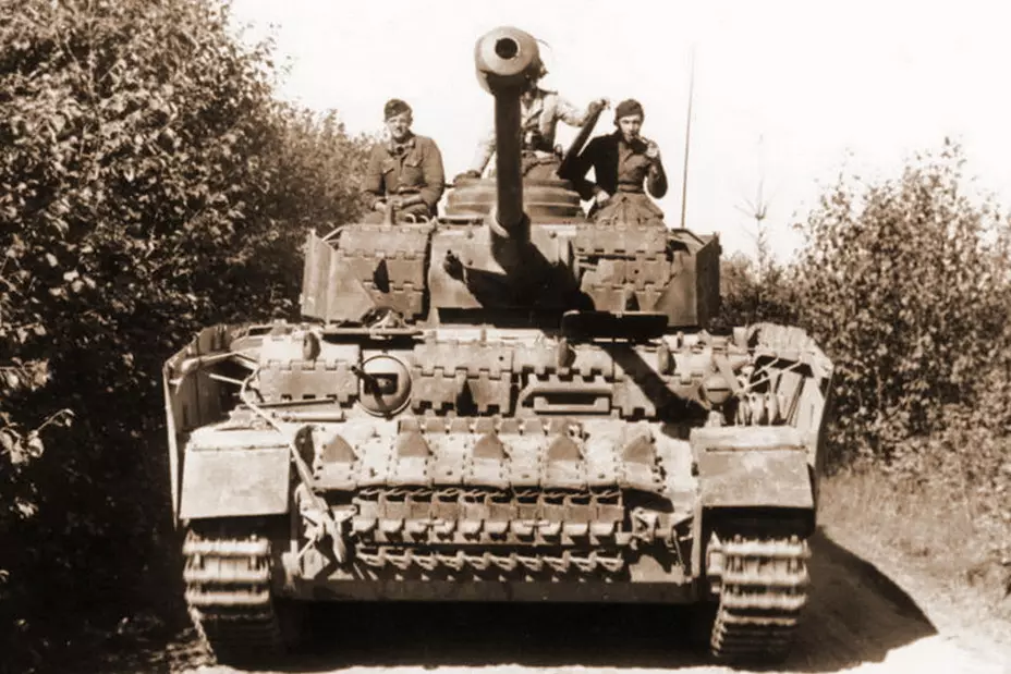 تانک آلمان PZKPFW IV در جاده جستجوگر در لهستان