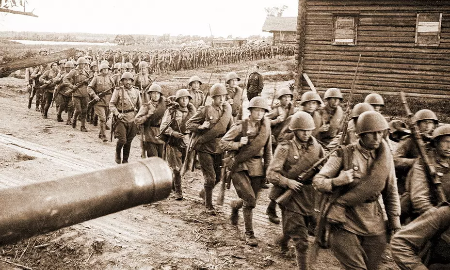 Red Army Teams passéiert duerch d'Duerf a Polen