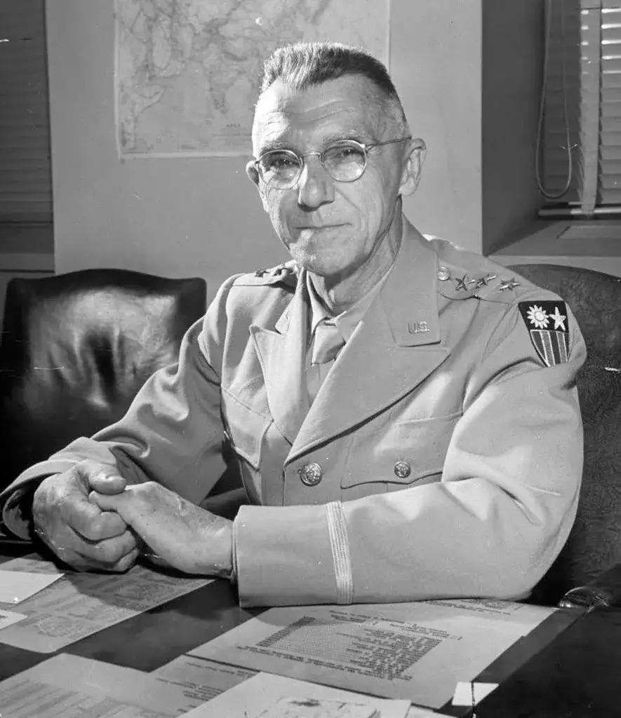 General Joseph Styluell ผู้มุ่งหน้าคณะกรรมาธิการผู้ที่แบ่งพาร์ติชันกับโอกาสในการจัดหาอุปกรณ์ของกองทัพอเมริกัน มันเกี่ยวข้องและรถถัง