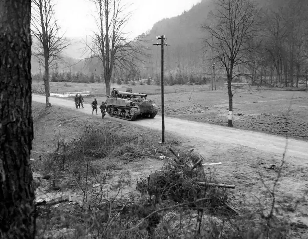 GMC M12 en la caída de 1944 a menudo trabajaba en una prensa recta. Así que la solicitud de armas defensivas fue una necesidad urgente.