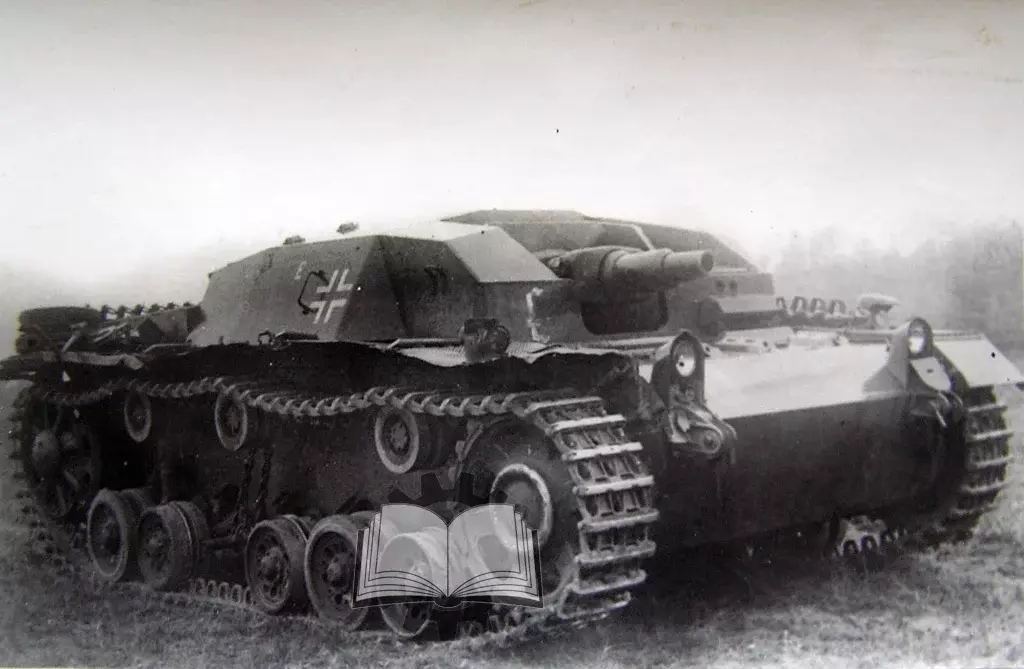 Eine der beiden Proben von Stug III ausf.b, das im August 1941 in Kuba fiel. Das Konzept des mittleren Assault Car liebte sich, aber wir wollten ein mehr Waffen