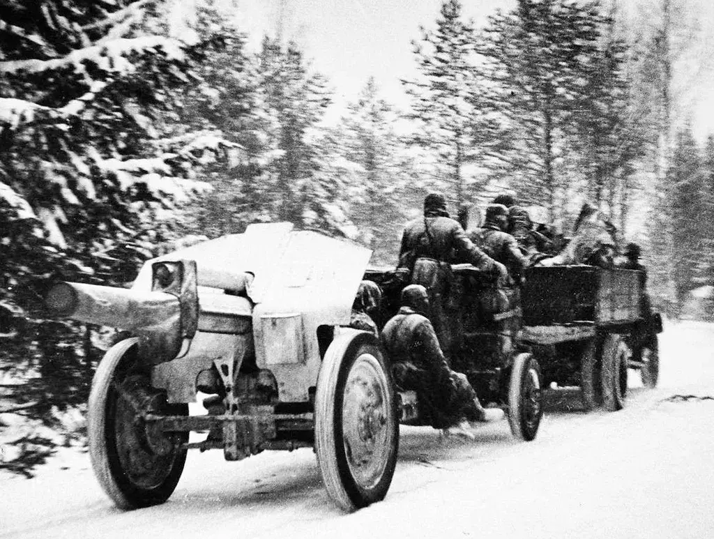 Vuoden 1942 alkuun, Division Gaubita M-30 ei näyttänyt SAU: n aseellisina