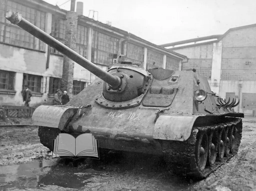 Im August 1943 wurde SU-85 für die Bewaffnung der Roten Armee angenommen, deren Protokollierung die allgemeinen Umrisse von SU-122 behielt