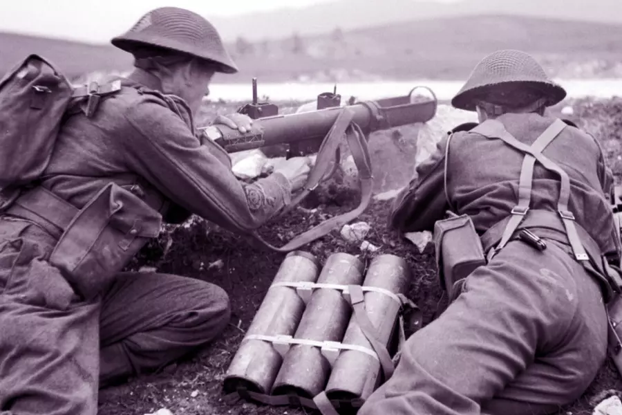 Kuverenga kwe piat grenade launcher kuchinzvimbo. Tunisia, Kukadzi 1943. Kumberi kwakanyatsooneka cappy naGrenade (https://www.yww.yww.ywwm.org.uk)