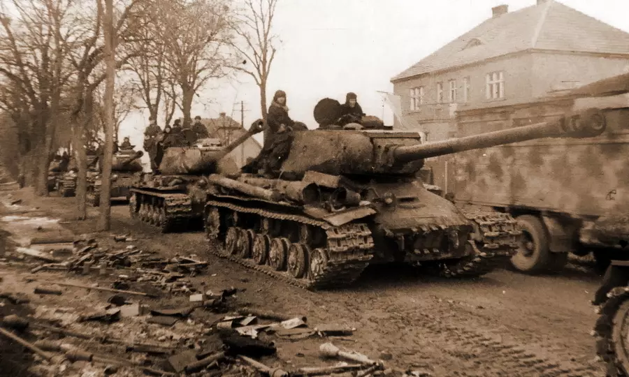 agyr tanklaryň sütun-2-Gündogar Prusya'da obasynda ýere geçýär. çäginde tarapynda indi howply tankerleri Faustpatron bar