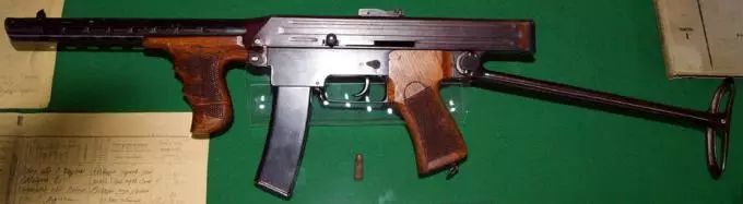 Kalashnikov ડિઝાઇનર: પ્રથમ