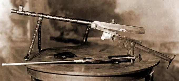 Kalashnikov ડિઝાઇનર: પ્રથમ