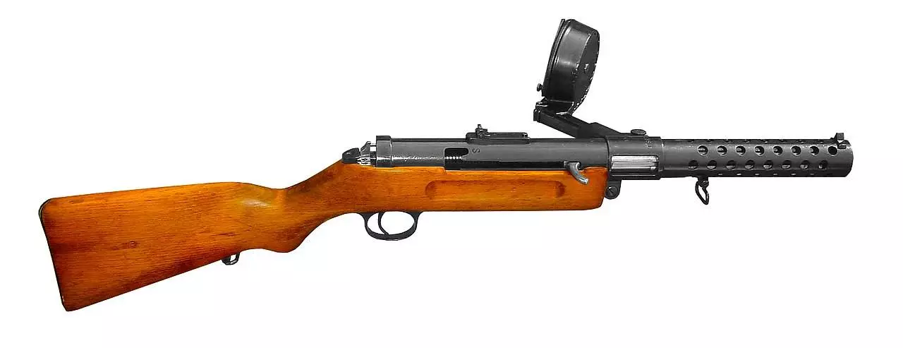 MR-18 mat engem Shop-Schnecken duerch 32 Munitioun aus dem Parabelum Pistoul.