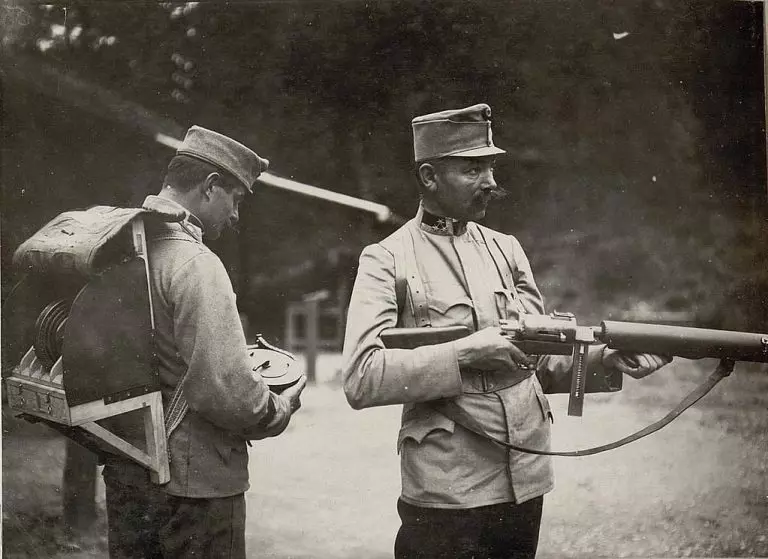 Vyacheslav shapoolvsky. Pistoul-Maschinnegewier: gëschter, haut, muer. Deel 1. Éischt Generatioun Mereve Pistoulen