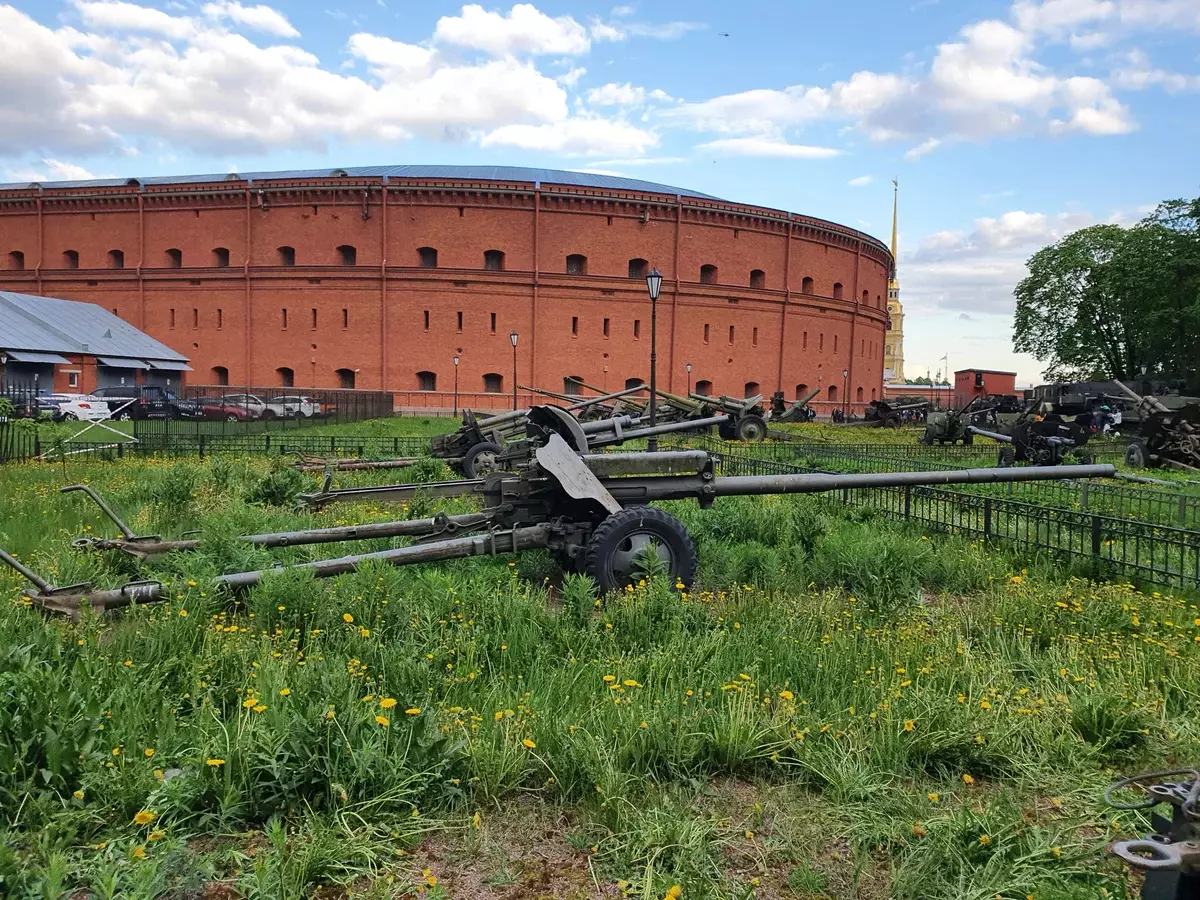 Yuri pasholok. Tarchifikan'ny Museum of Artillery