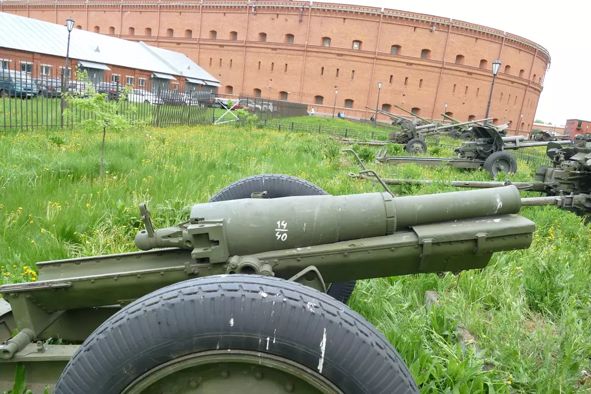 U prtljažniku od 122 mm, mišići su postavljeni još jedan prtljažnik - od 120 mm režim maltera