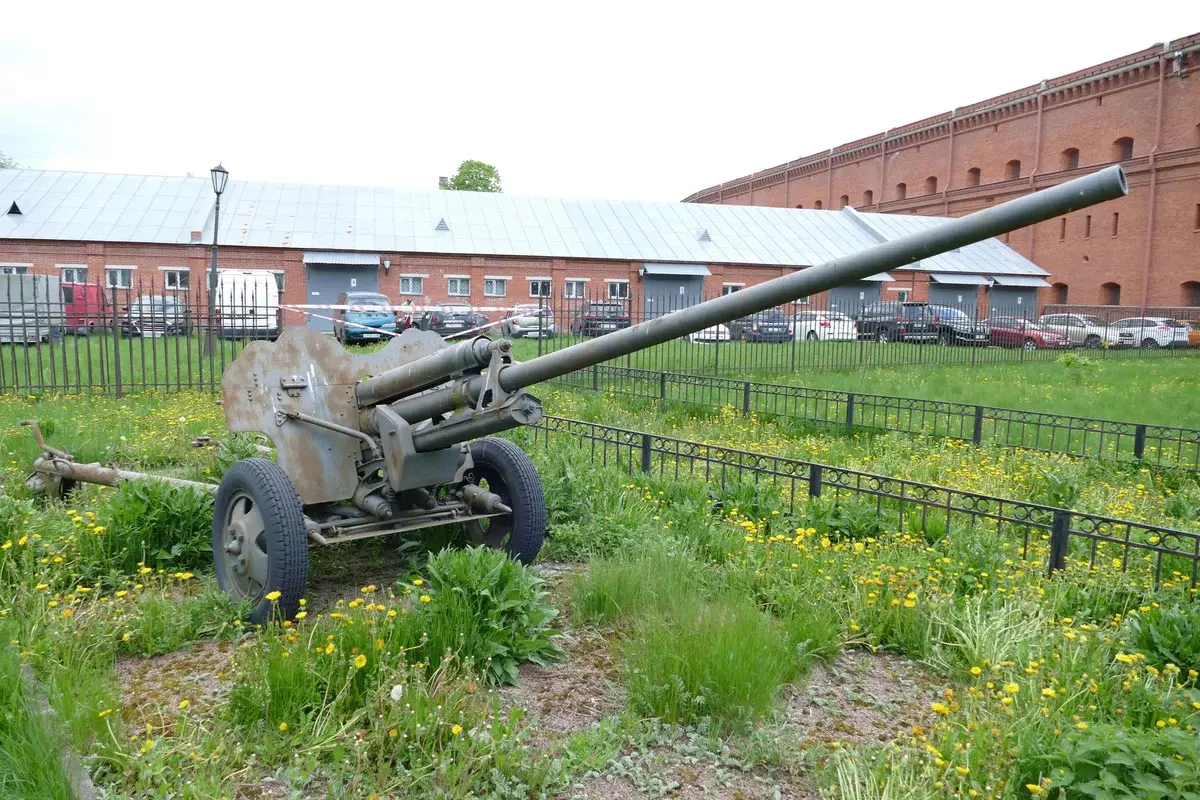 57-mm Anti-Tank Gun B-22, wieħed mill-attentati biex jaġġornaw ZIS-2