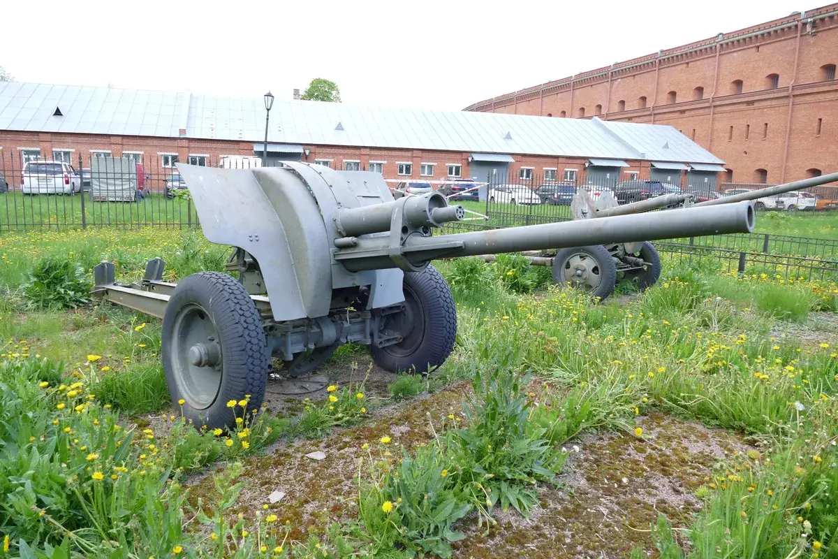 Teine prototüüp - 76 mm osakonna relv L-12