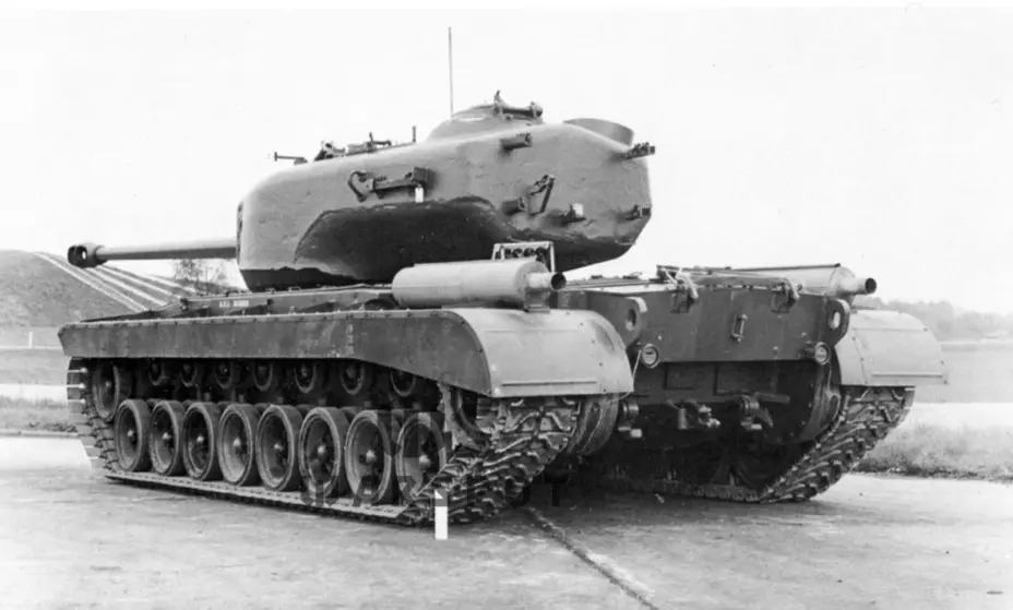Isti tenk, stražnji pogled. Extselly, iskusni automobili mogu se malo razlikovati jedan od drugog zbog testova različite opreme